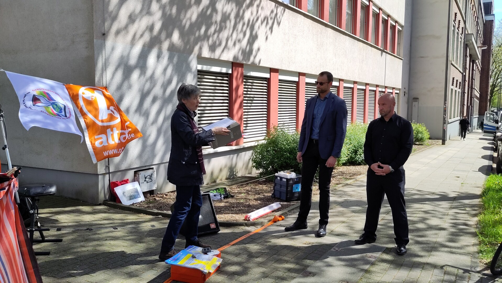 Symbolische Übergabe von über 60.000 Unterschriften an RWE - Protect ...